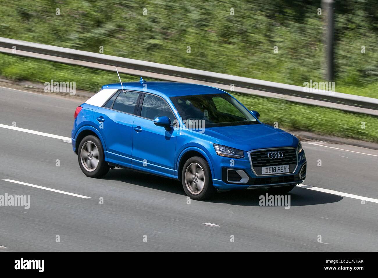 Audi q2 blau -Fotos und -Bildmaterial in hoher Auflösung – Alamy