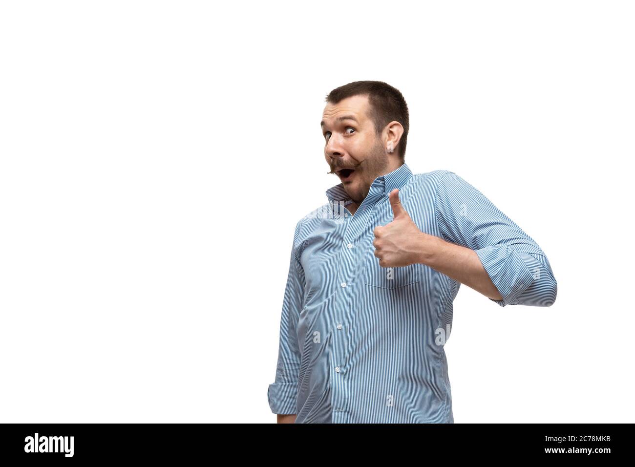 Daumen hoch. Junger Mann mit lustigen, ungewöhnlichen populären ...