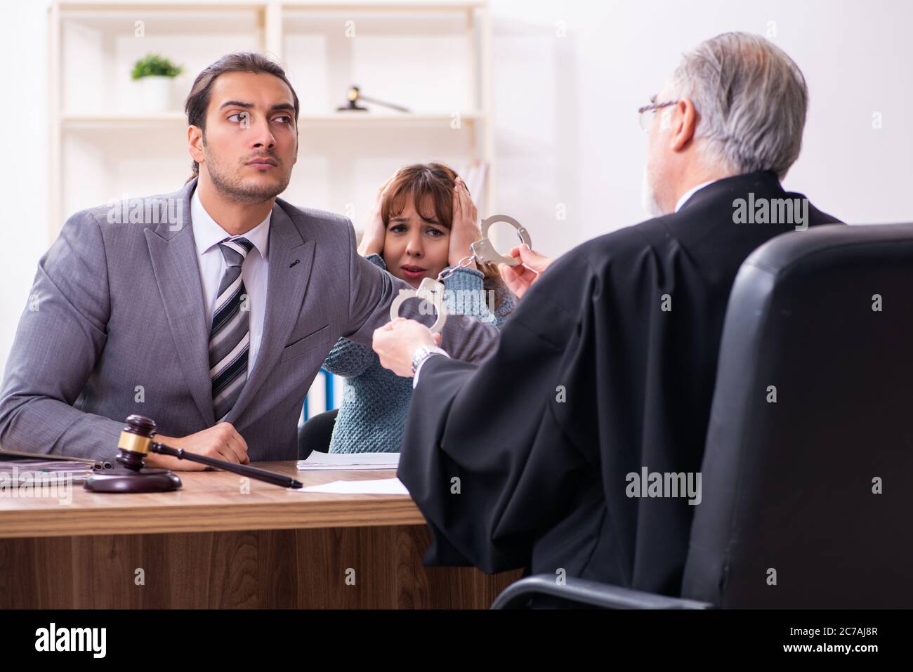 Frau in handschellen vor gericht -Fotos und -Bildmaterial in hoher ...