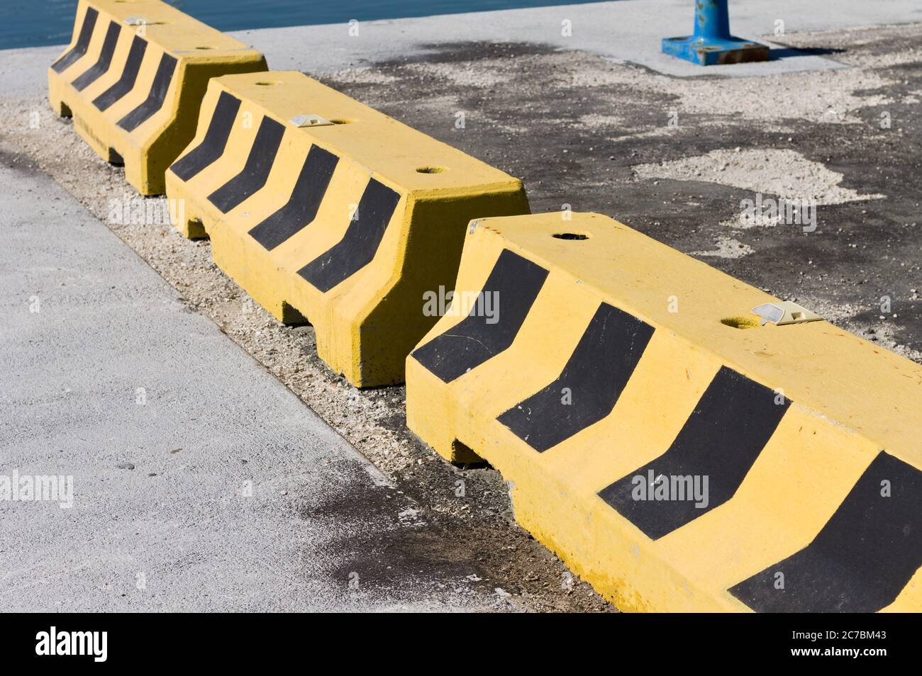 Gelber poller im hafen -Fotos und -Bildmaterial in hoher Auflösung ...