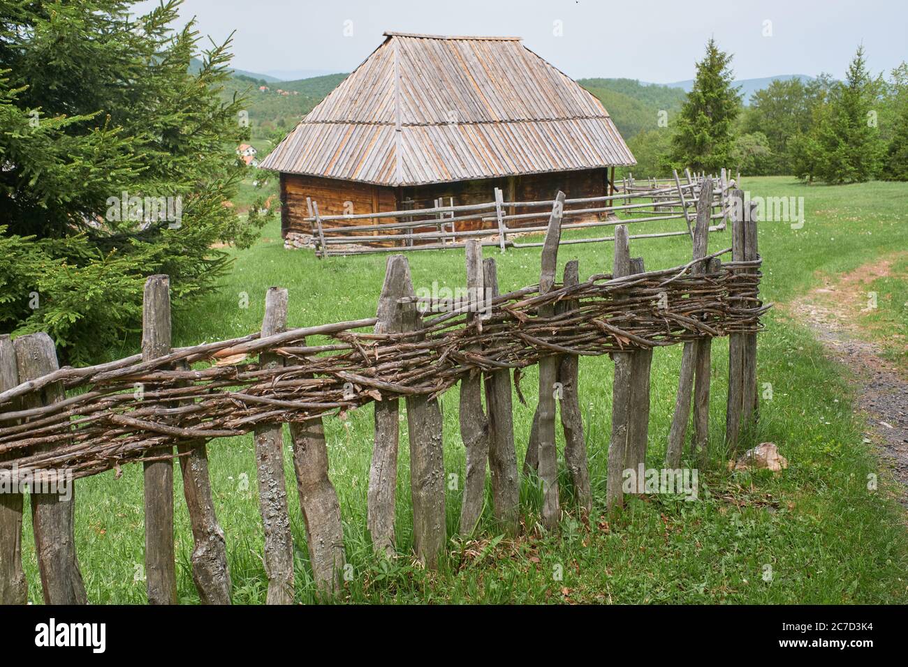 Traditionelles Haus Serbien Stockfotos und -bilder Kaufen - Alamy