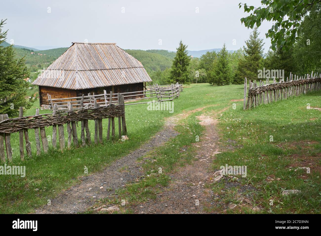Traditionelles haus serbien -Fotos und -Bildmaterial in hoher Auflösung ...