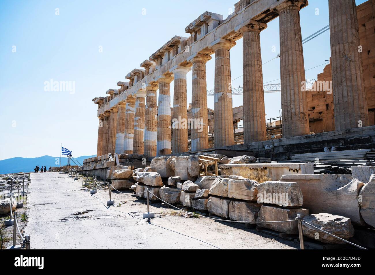Die Säulen des Parthenon der Akropolis in Athen gegen einen blauen ...