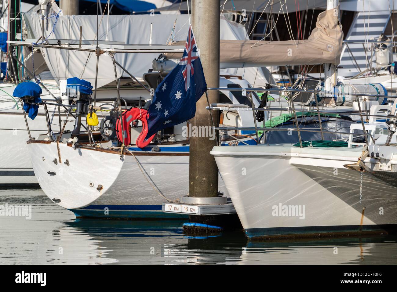 Australische Flagge, die aus dem Bug einer Yacht fliegt Ein Yachthafen ...