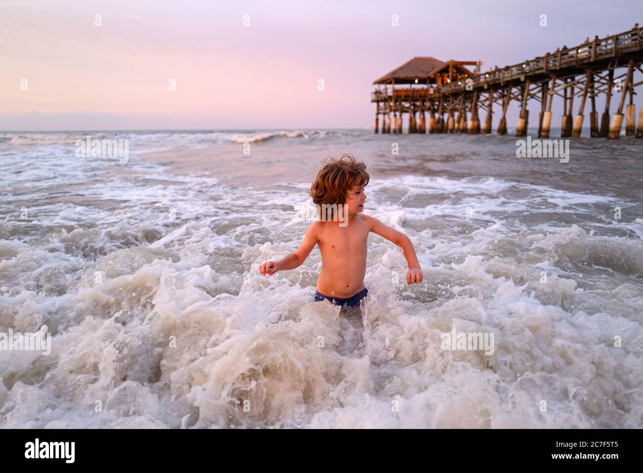 Kind Spielt Im Meer Stockfotos und -bilder Kaufen - Alamy