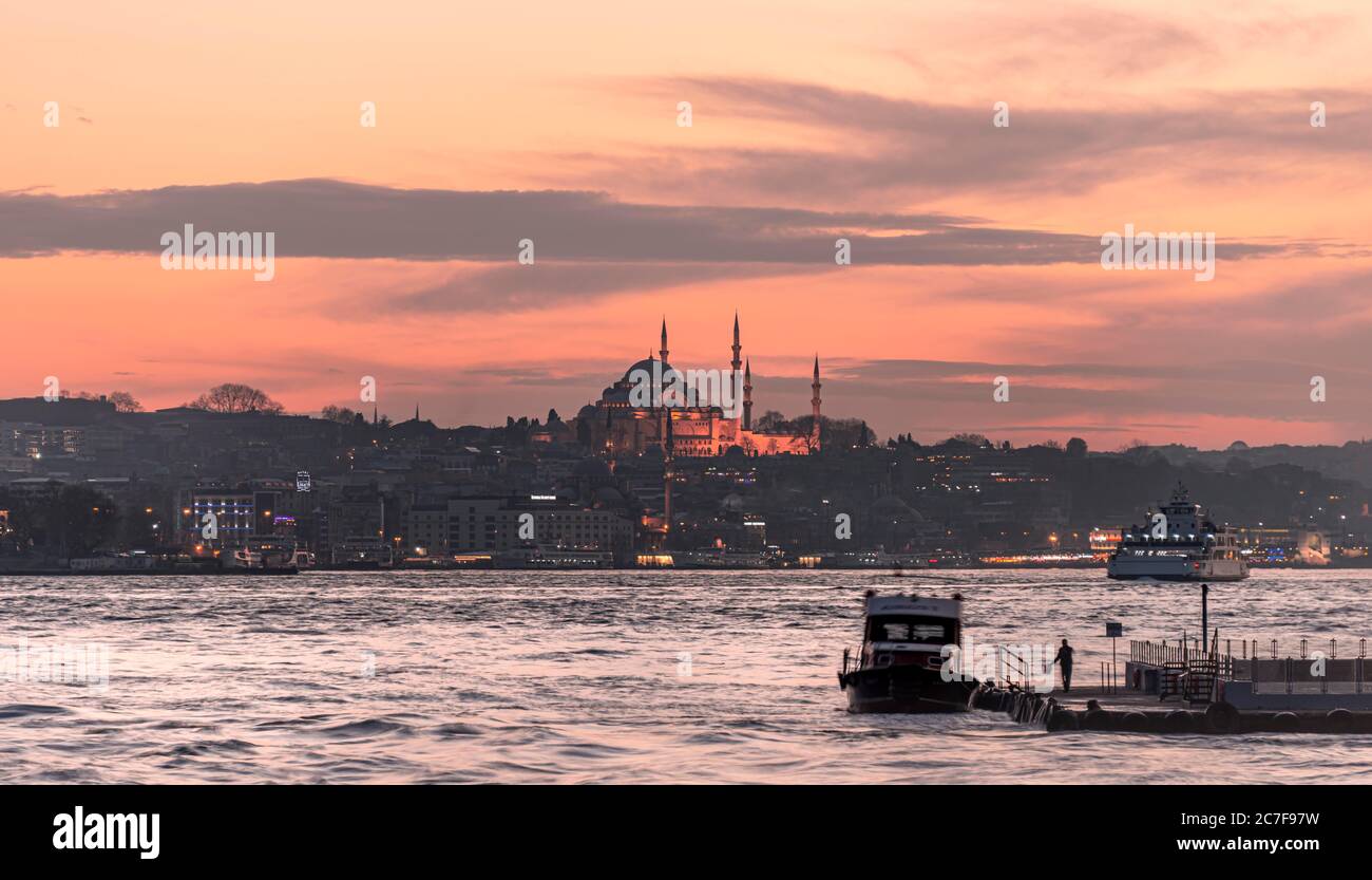 Silhouette der moschee yeni cami und beyazit cami -Fotos und ...