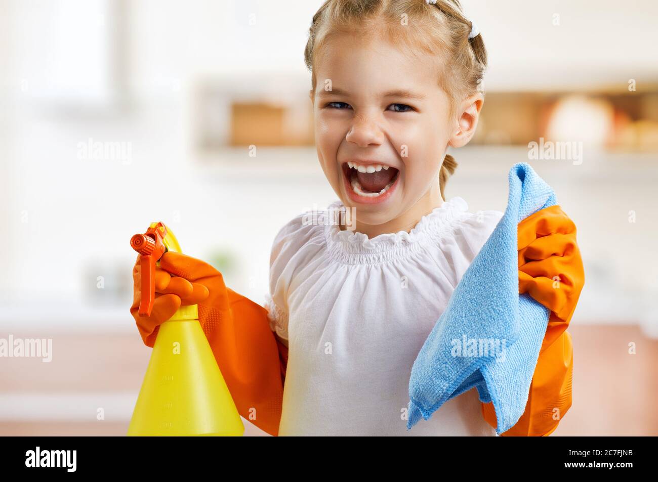 Kinder helfen bei der hausarbeit -Fotos und -Bildmaterial in hoher Auflösung – Alamy