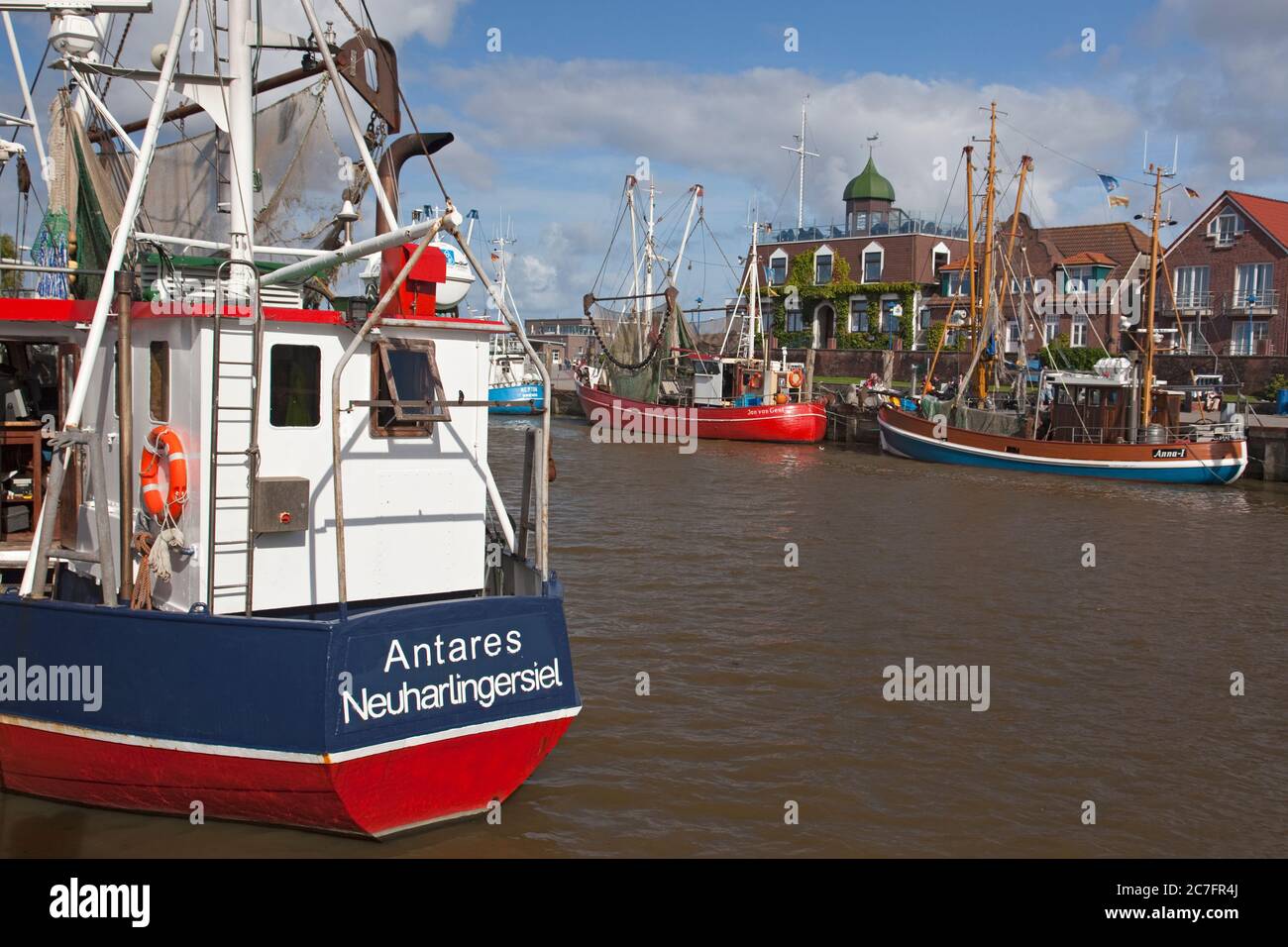 Fischkutter im hafen von neuharlingersiel -Fotos und -Bildmaterial in ...
