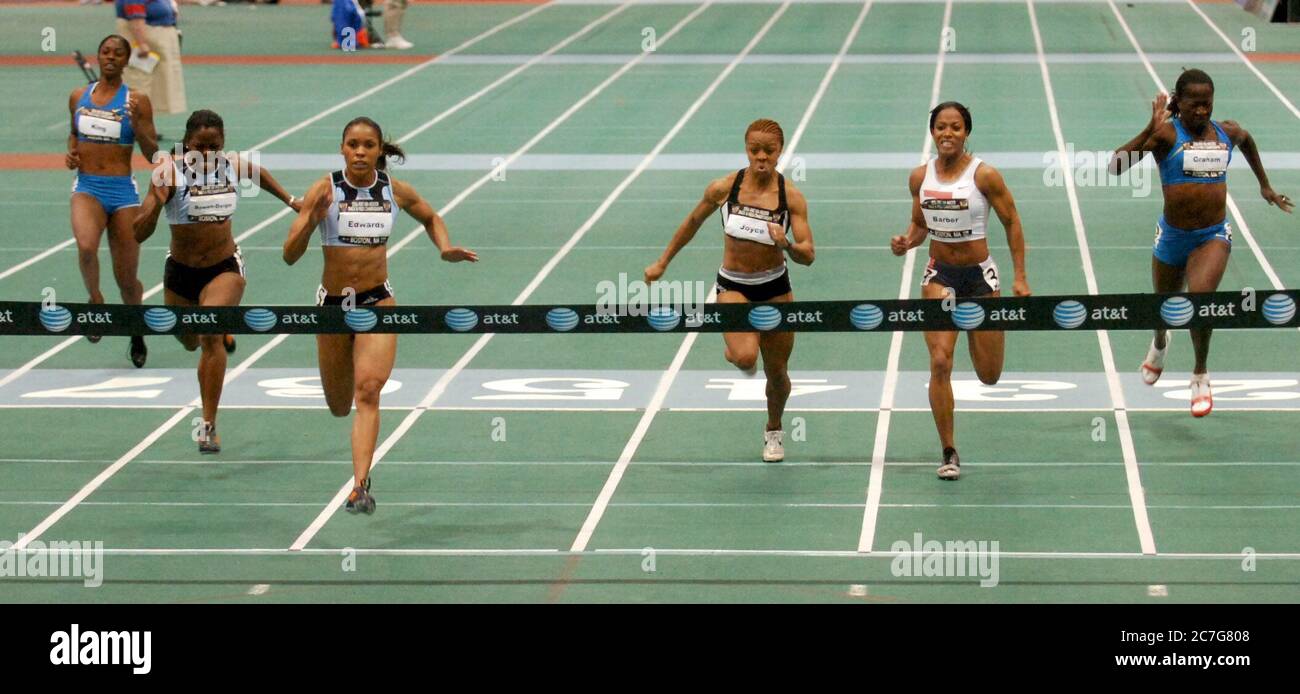 Torri Edwards gewinnt das 60-Meter-Halbfinale der Frauen 7.10 in den ...