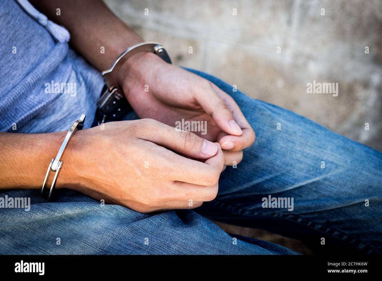 Menschen mit handschellen gefesselt -Fotos und -Bildmaterial in hoher ...