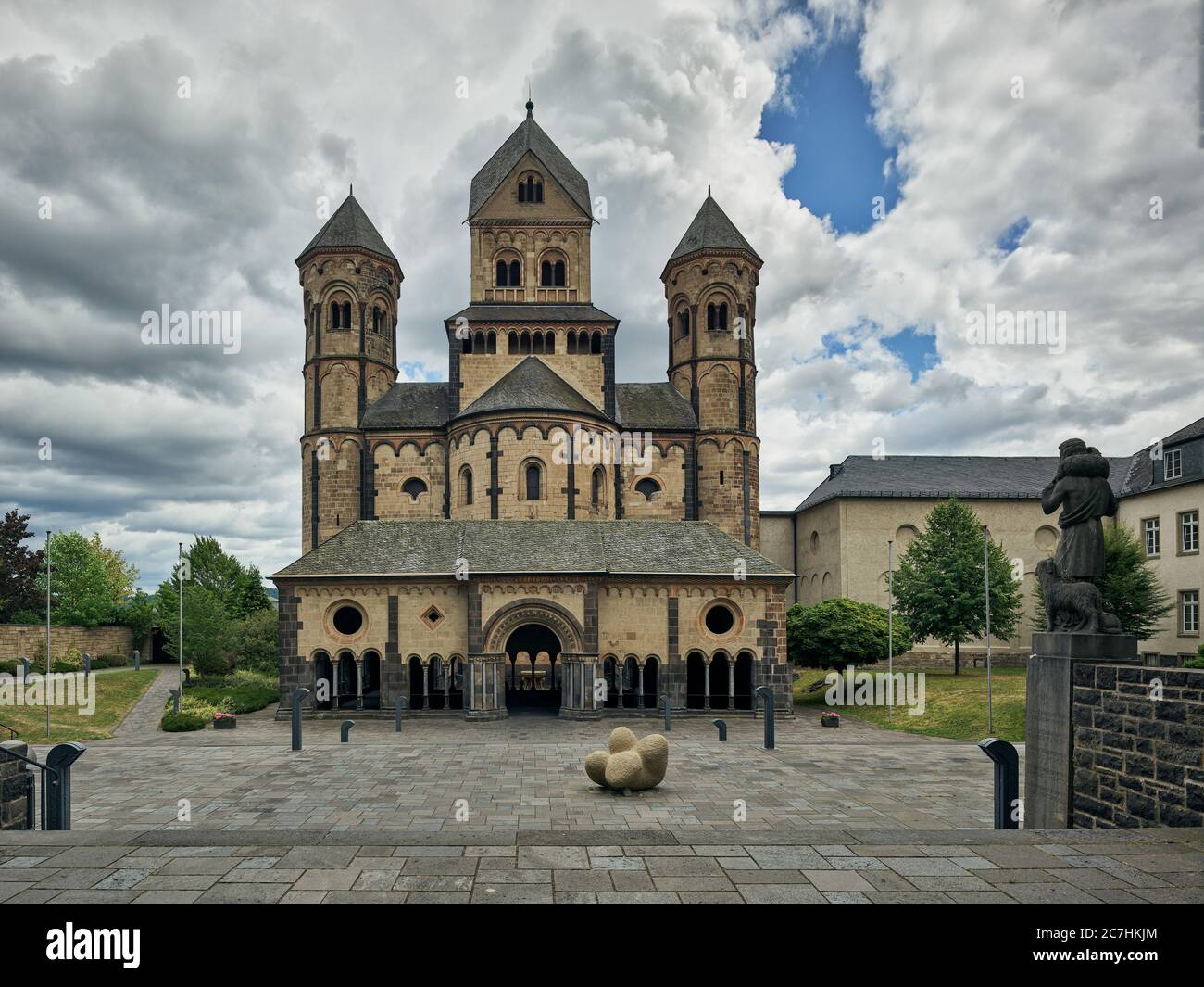 Kirche, Wolken, Himmel, Sandstein, Romanik, romanische Architektur ...