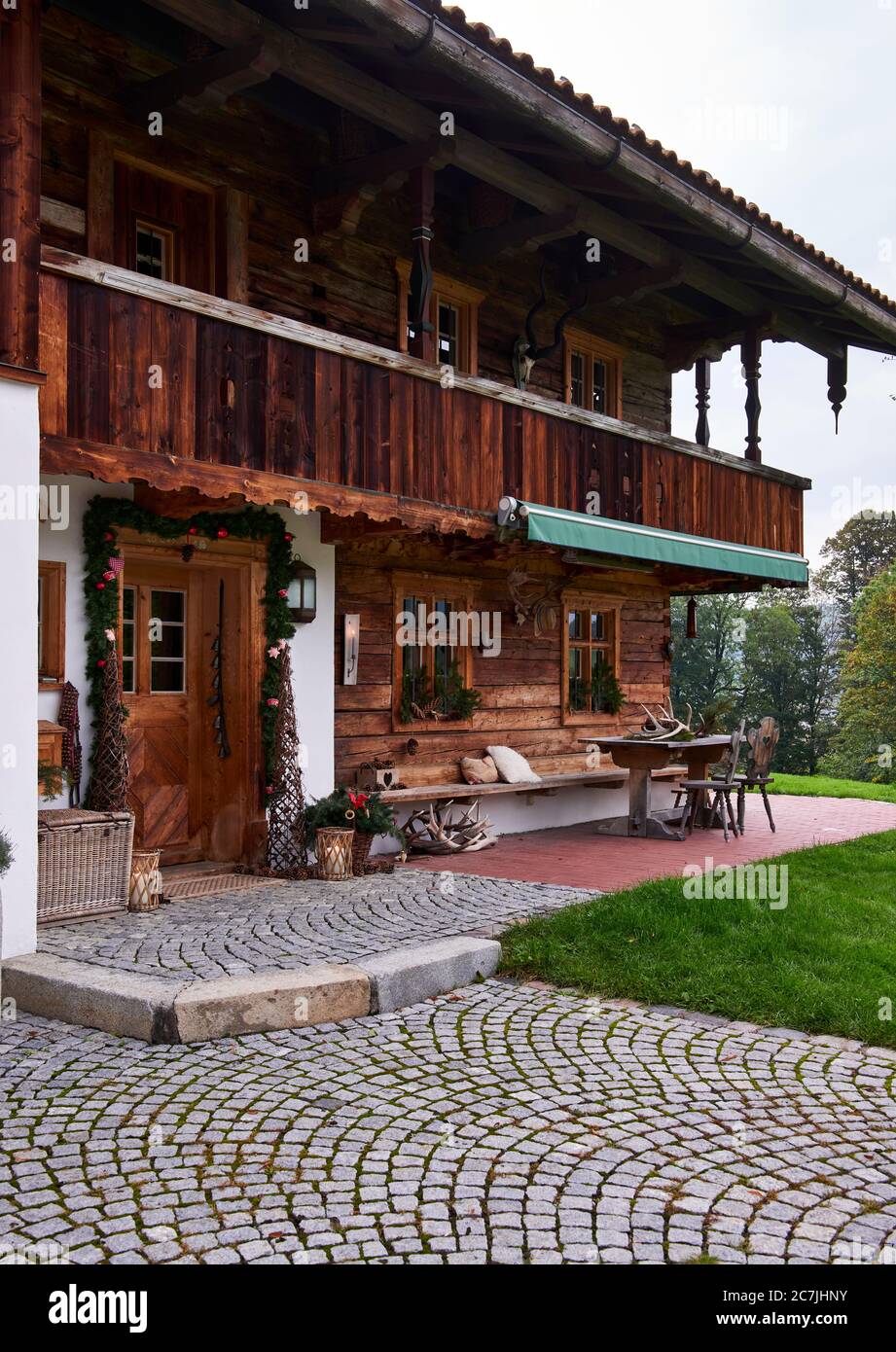 Rustikales bauernhaus eingang -Fotos und -Bildmaterial in hoher Auflösung – Alamy
