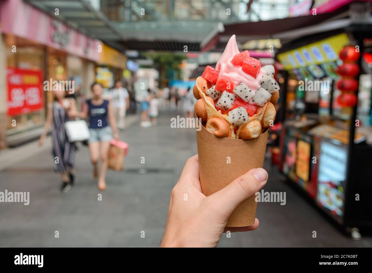 Bubble waffle ice cream -Fotos und -Bildmaterial in hoher Auflösung – Alamy