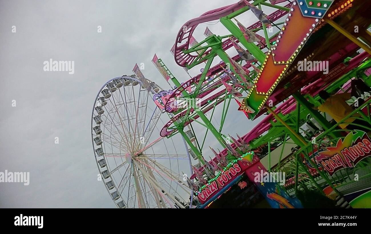 Viele leute jahrmarkt -Fotos und -Bildmaterial in hoher Auflösung – Alamy