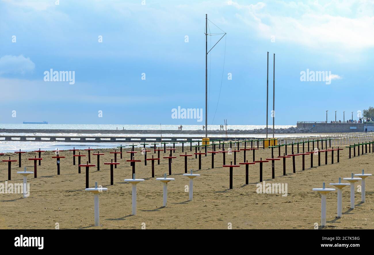 Blick über den leeren Strand von Grado mit Reihen von Sonnenschirmen ...