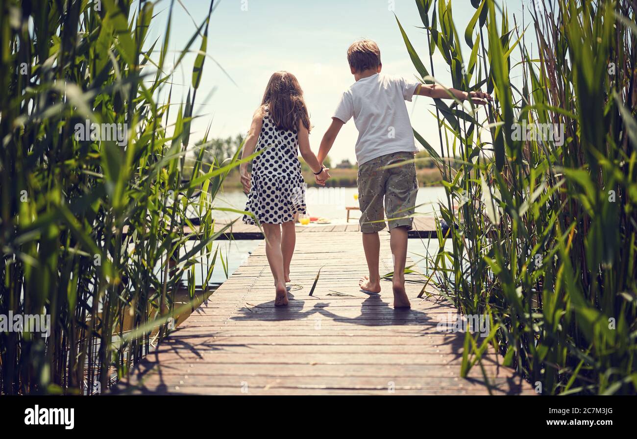Kinder halten hände -Fotos und -Bildmaterial in hoher Auflösung – Alamy