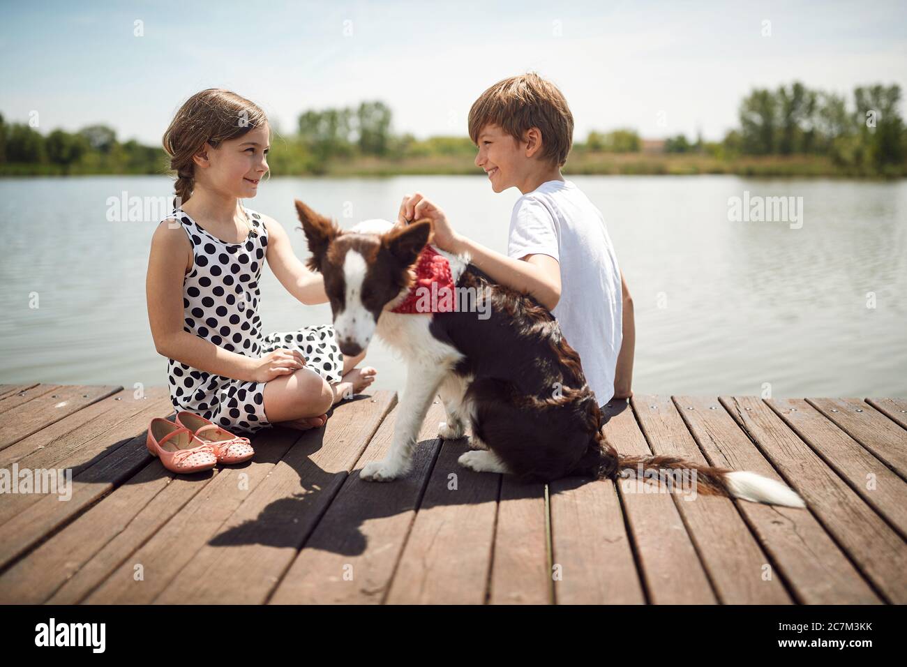 Hund Kind Wasser Stockfotos und -bilder Kaufen - Alamy