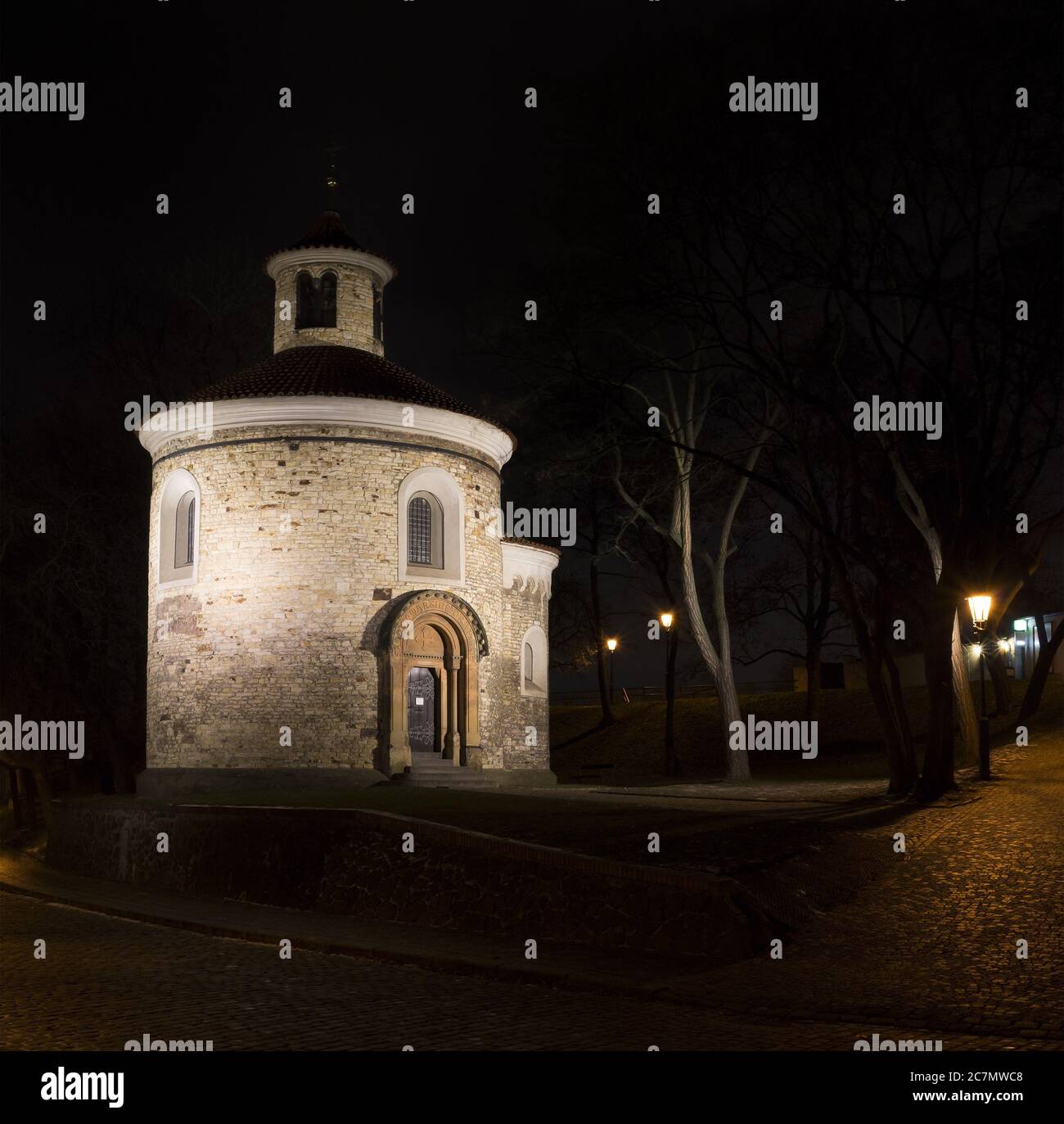 Romanesque rotunda -Fotos und -Bildmaterial in hoher Auflösung – Alamy
