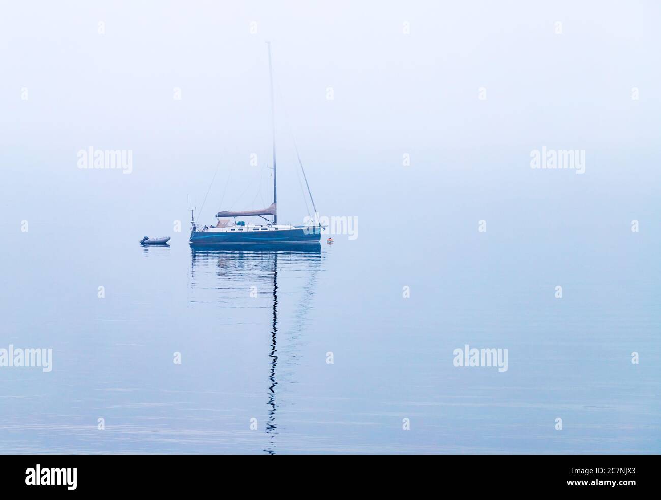 Transportation reflexion segelboot -Fotos und -Bildmaterial in hoher ...