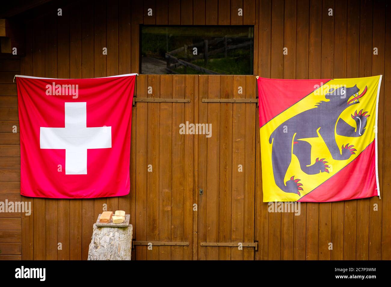 Wengen, Berner Oberland, Schweiz - Juli 31 2019 : Schweizer Flagge und ...
