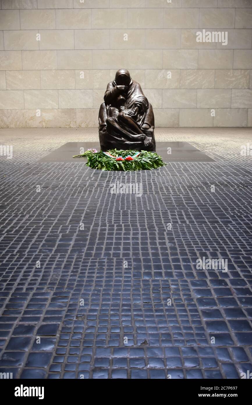 Skulptur mutter mit ihrem toten sohn -Fotos und -Bildmaterial in hoher Auflösung – Alamy
