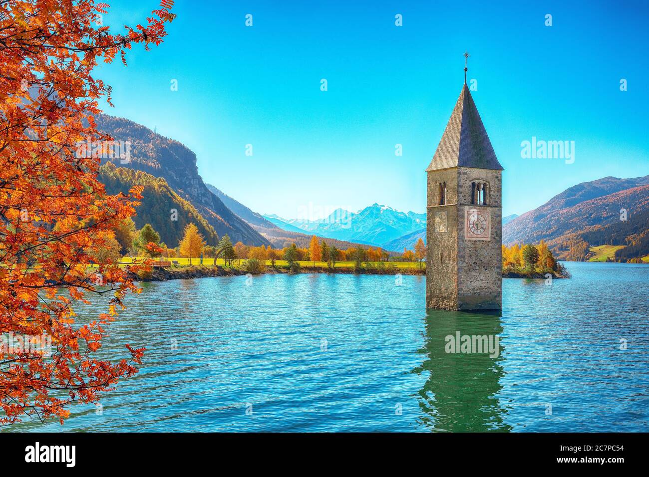 Alter kirchturm von graun im see reschensee Stockfotos und -bilder ...