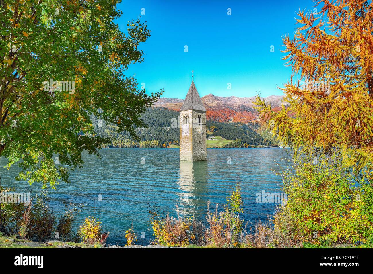 Alter kirchturm von graun im see reschensee Stockfotos und -bilder ...