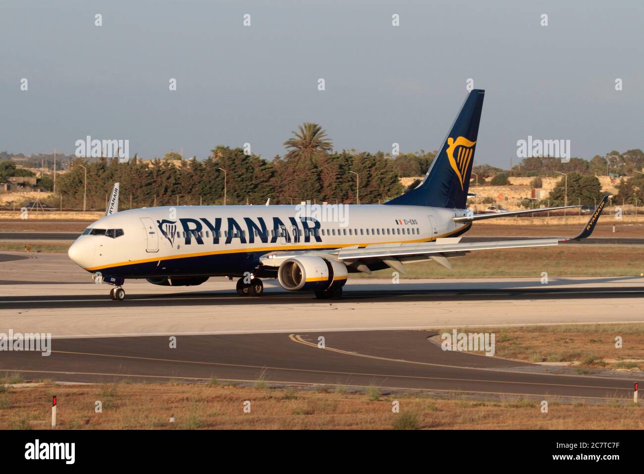 Ryan boeing 737 800 -Fotos und -Bildmaterial in hoher Auflösung – Alamy
