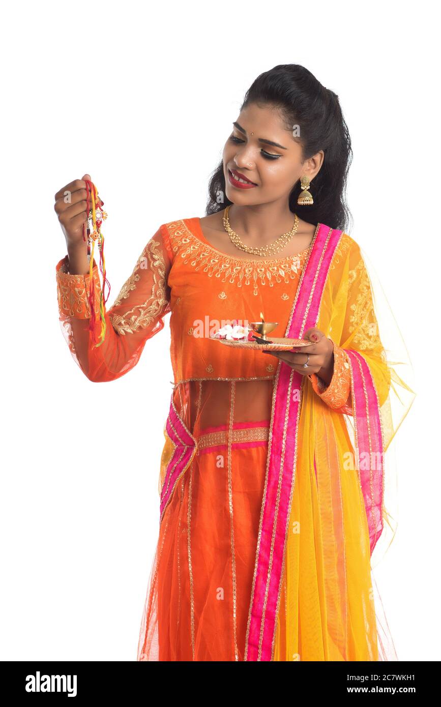 Schöne indische Mädchen zeigt Rakhi mit pooja thali anlässlich Raksha ...