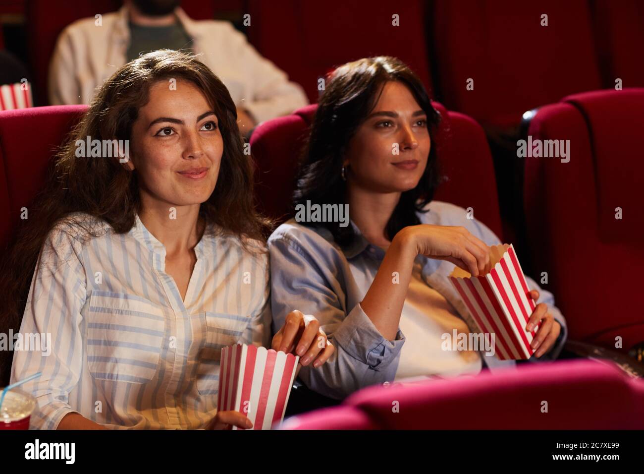 Rote samtsitze -Fotos und -Bildmaterial in hoher Auflösung – Alamy