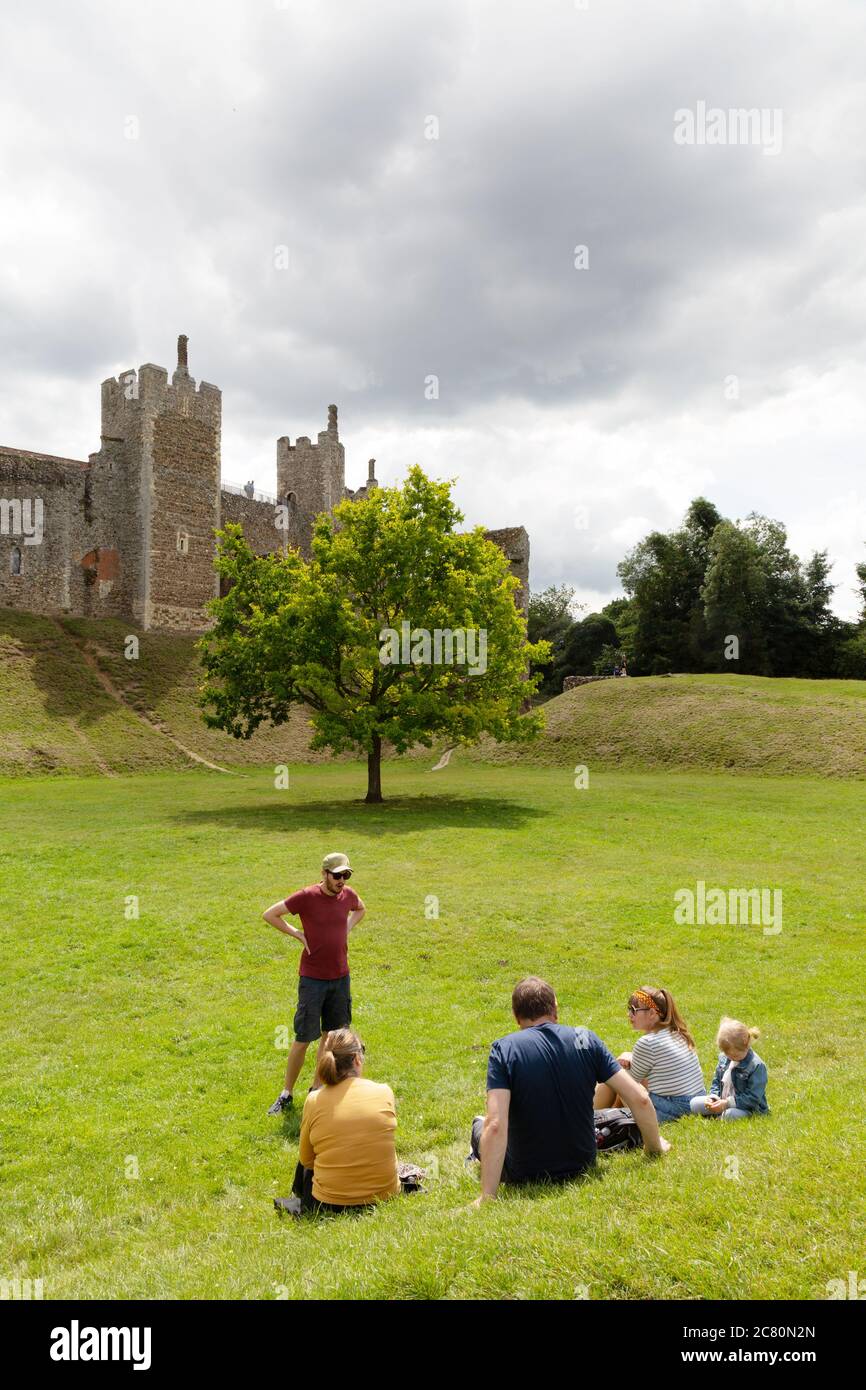Framlingham Castle People; eine Familie, die das Schloss außerhalb der ...