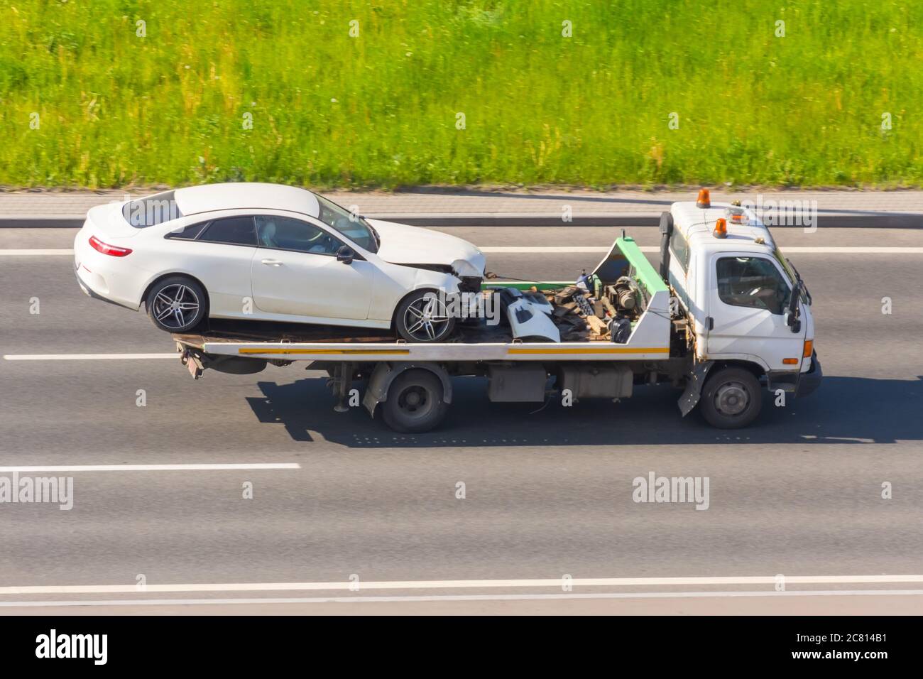 PKW mit gebrochenem vorderen Stoßfänger und Haube bei einem Unfall, der ...