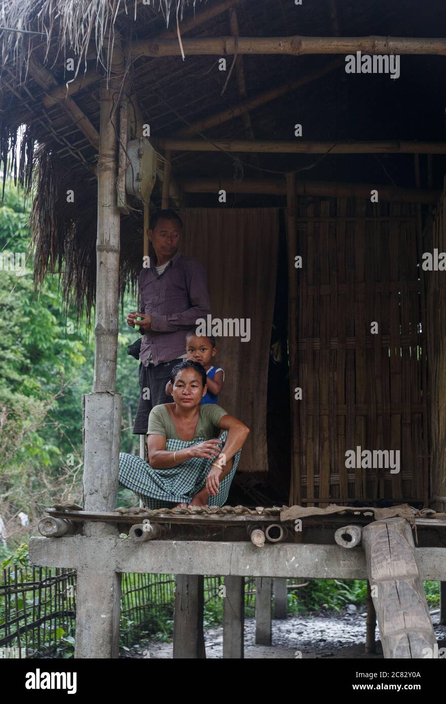 Menschen und Häuser auf der Majuli Insel in Assam, Indien ...