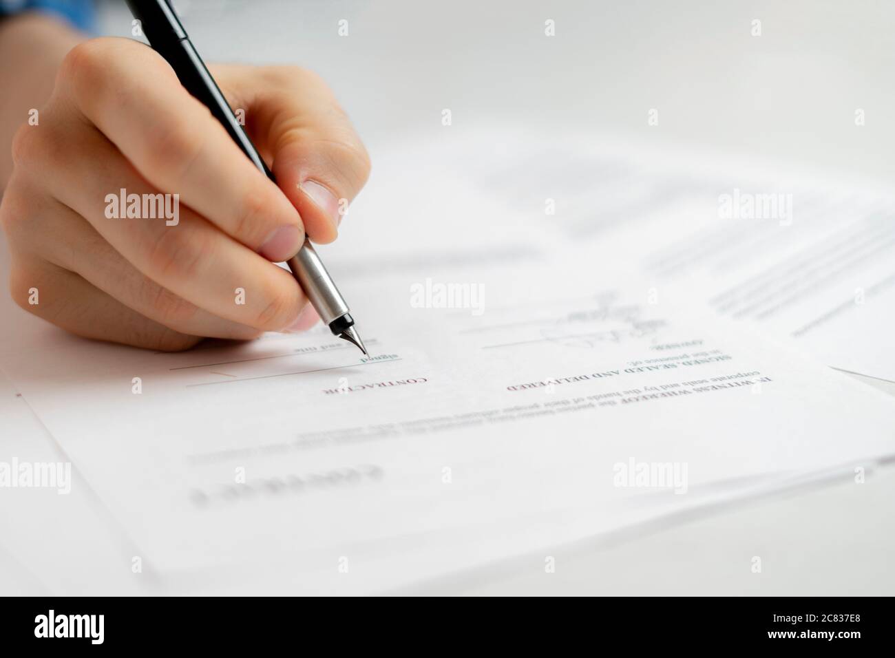 Ein Dokument Halten Stockfotos und -bilder Kaufen - Alamy