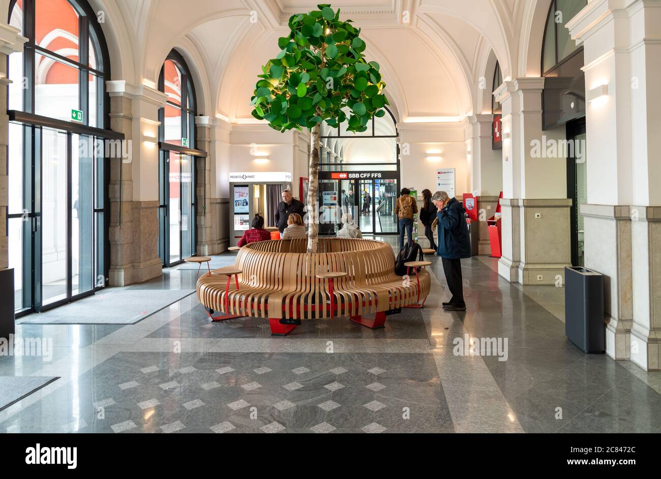 Lugano, Tessin, Schweiz - 19. Februar 2020: Lugano Bahnhof Warteraum ...