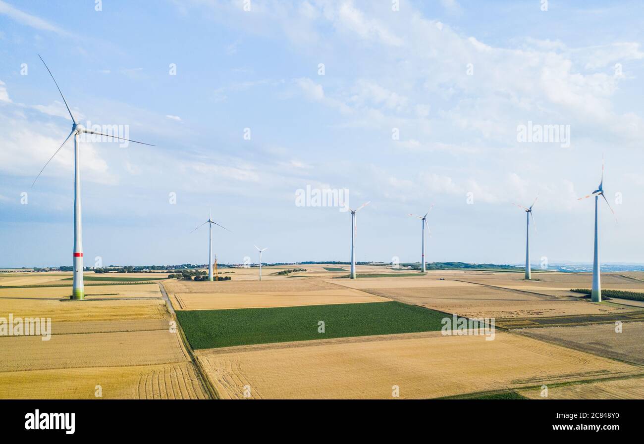 20. Juli 2020, Rheinland-Pfalz, Mainz: Windturbinen liegen auf einem ...