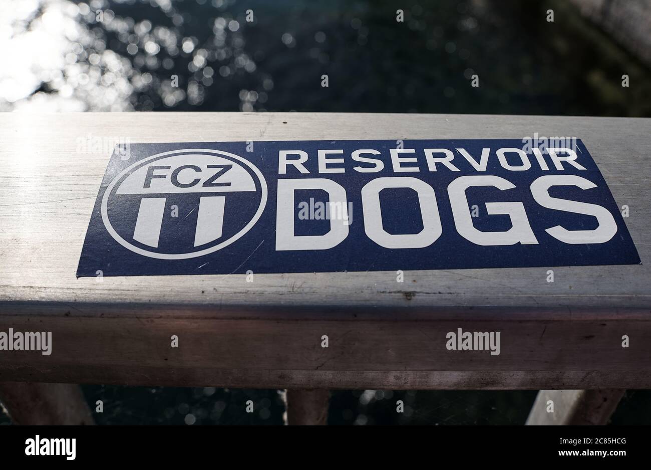 Zürich, SCHWEIZ - 14. Jul 2020: Aufkleber einer der Fangruppen, die den ...