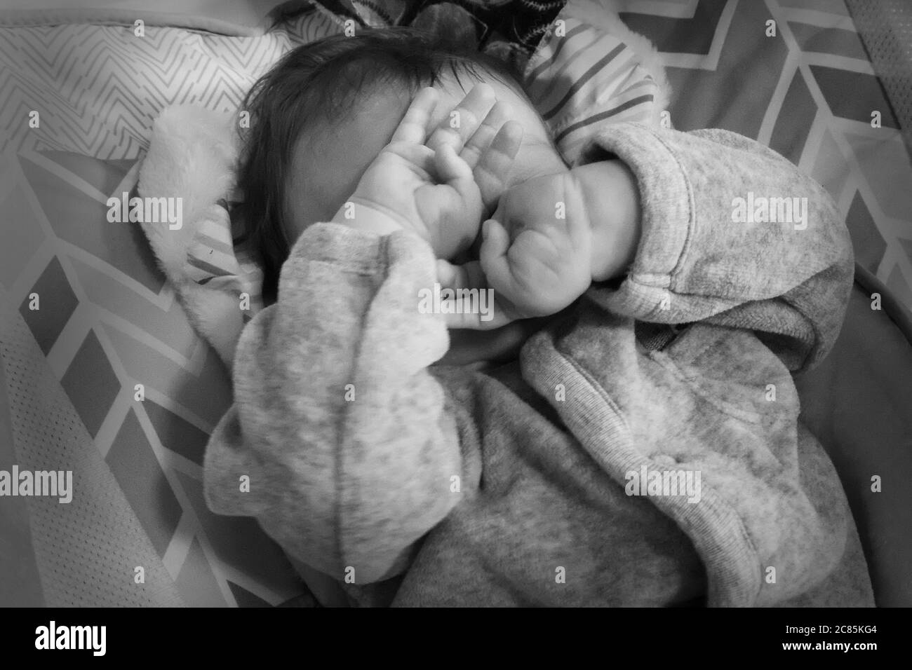 Schlafender nachwuchs Schwarzweiß-Stockfotos und -bilder - Alamy