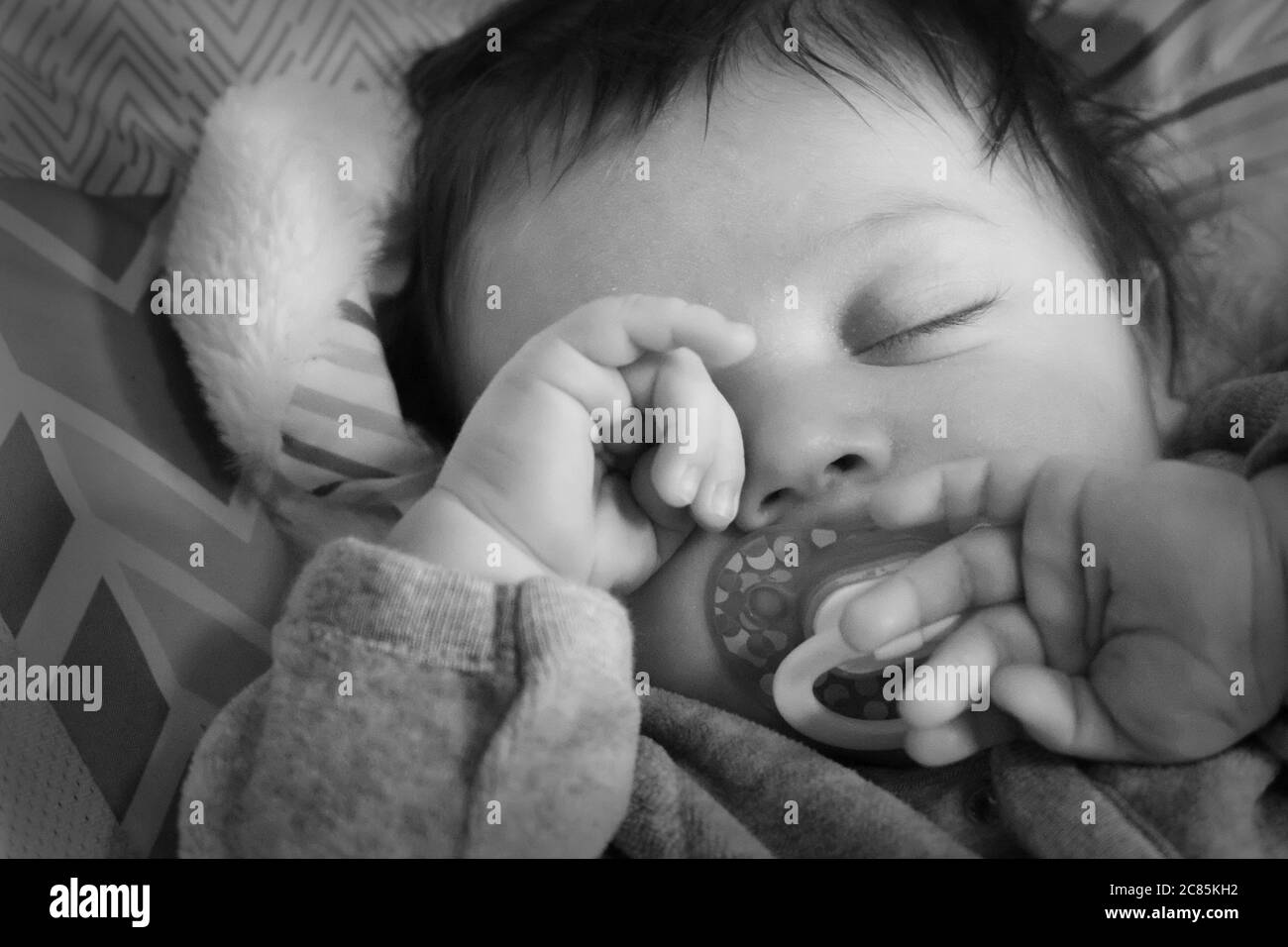 Schlafender nachwuchs Schwarzweiß-Stockfotos und -bilder - Alamy
