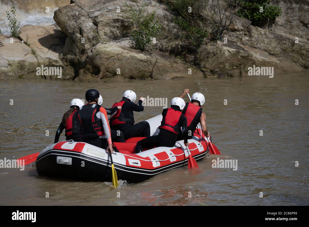 Im Sommer rudern die Teammitglieder im Rafting-Boot den Fluss hinunter ...