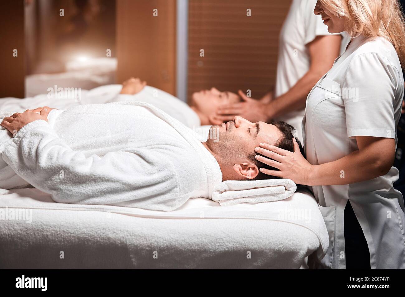 Massage Des Kopfes Stockfotos und -bilder Kaufen - Alamy