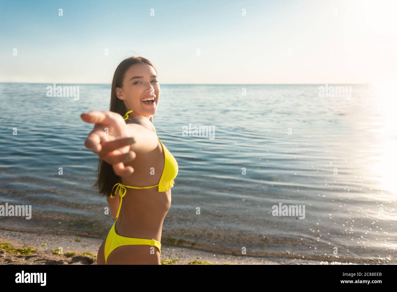 Schlankes Mädchen Im Bikini Stockfotos und -bilder Kaufen - Alamy