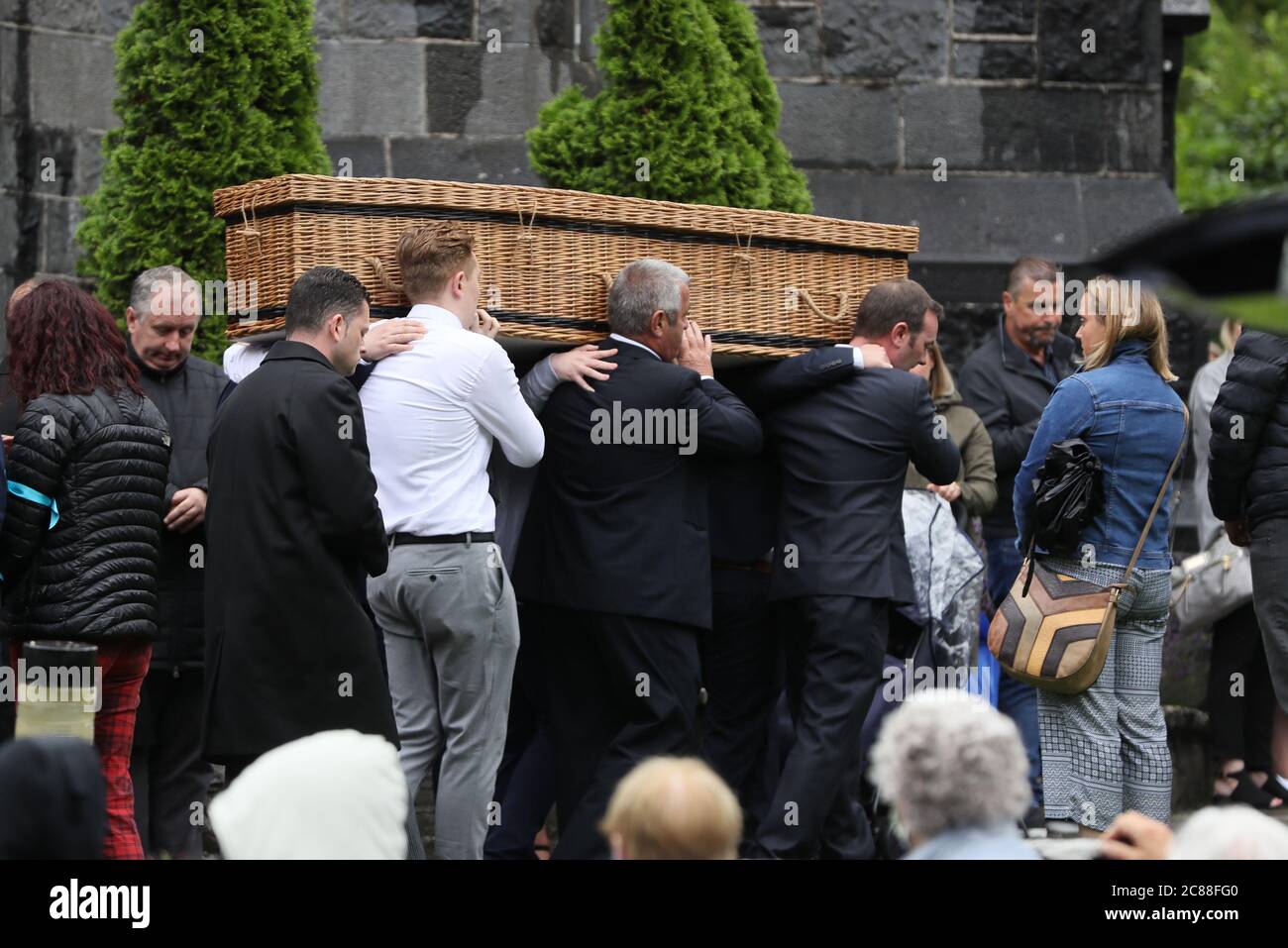 Der Sarg der CervicalCheck-Kämpferin Ruth Morrissey kommt zu ihrer ...