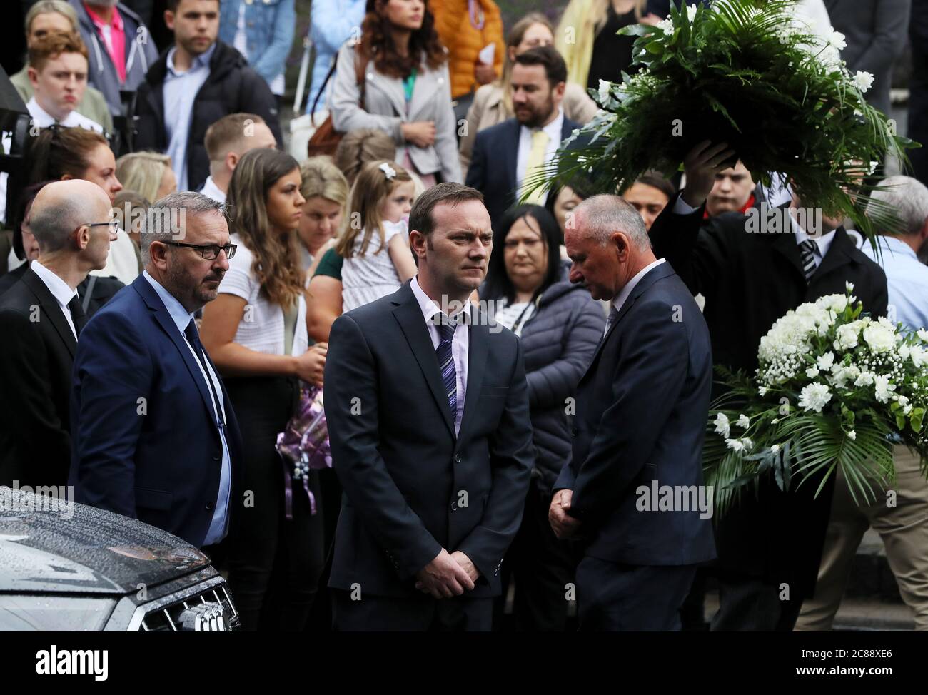 Trauernde nach der trauermesse -Fotos und -Bildmaterial in hoher Auflösung – Alamy