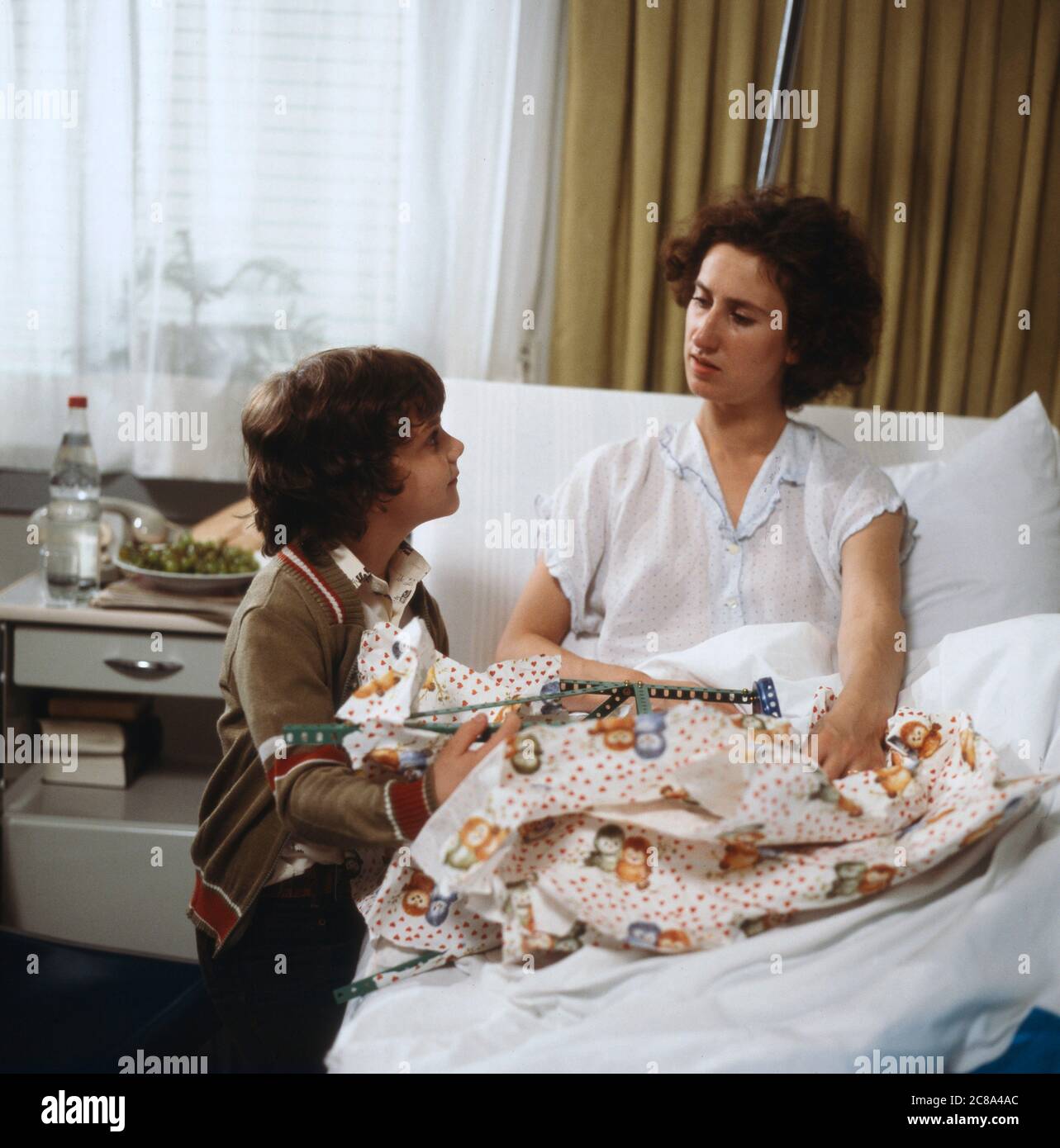 Fernseher am bett -Fotos und -Bildmaterial in hoher Auflösung – Alamy