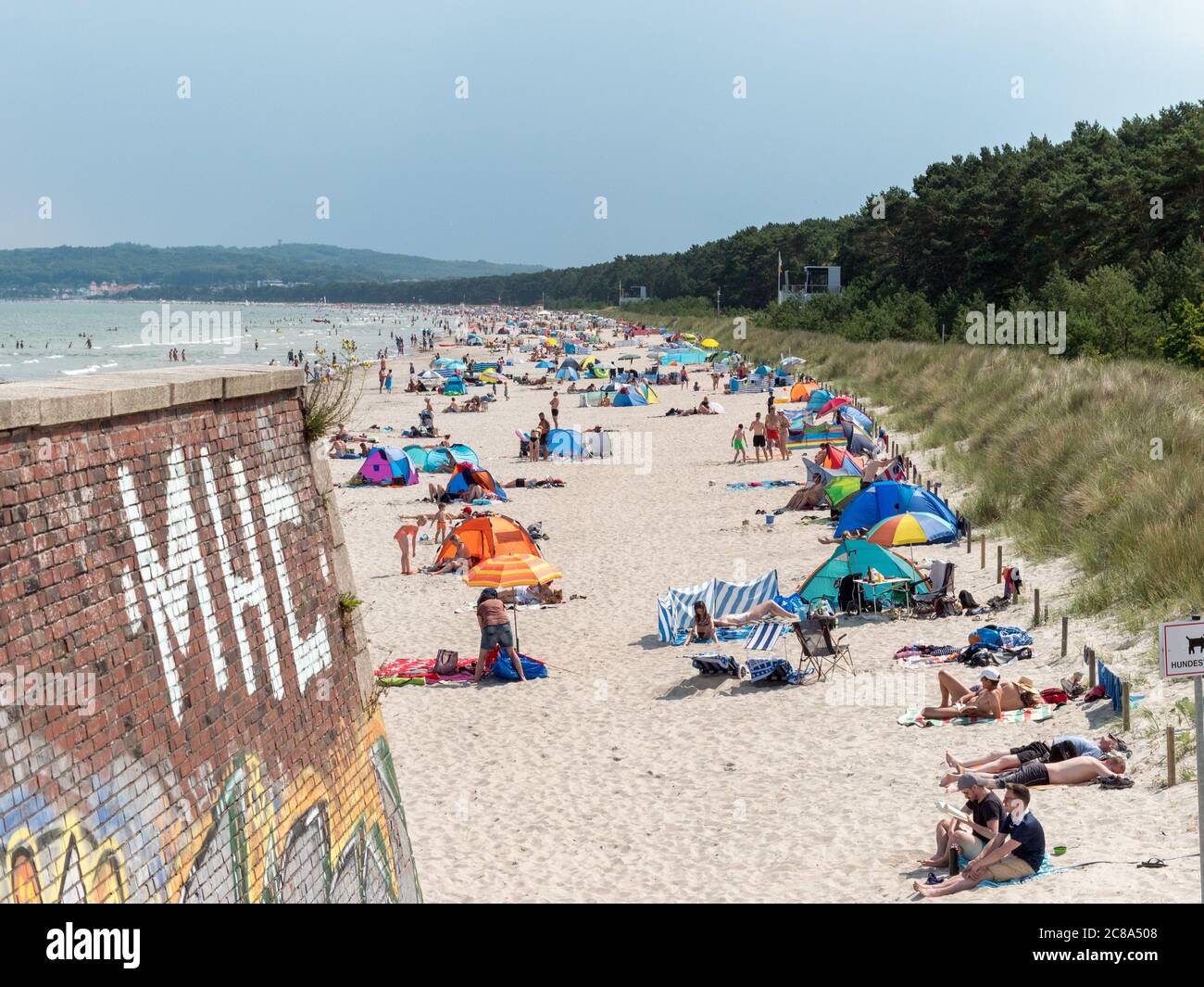 Badestrand am KdF Seebad Prora an der Küste von Binz im Sommer Baden in ...