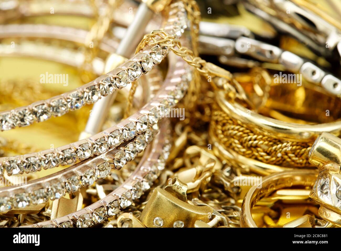 Eleganter schmuck -Fotos und -Bildmaterial in hoher Auflösung – Alamy