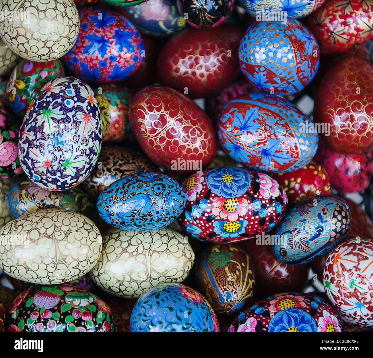 Bunte eier von hand bemalt -Fotos und -Bildmaterial in hoher Auflösung ...