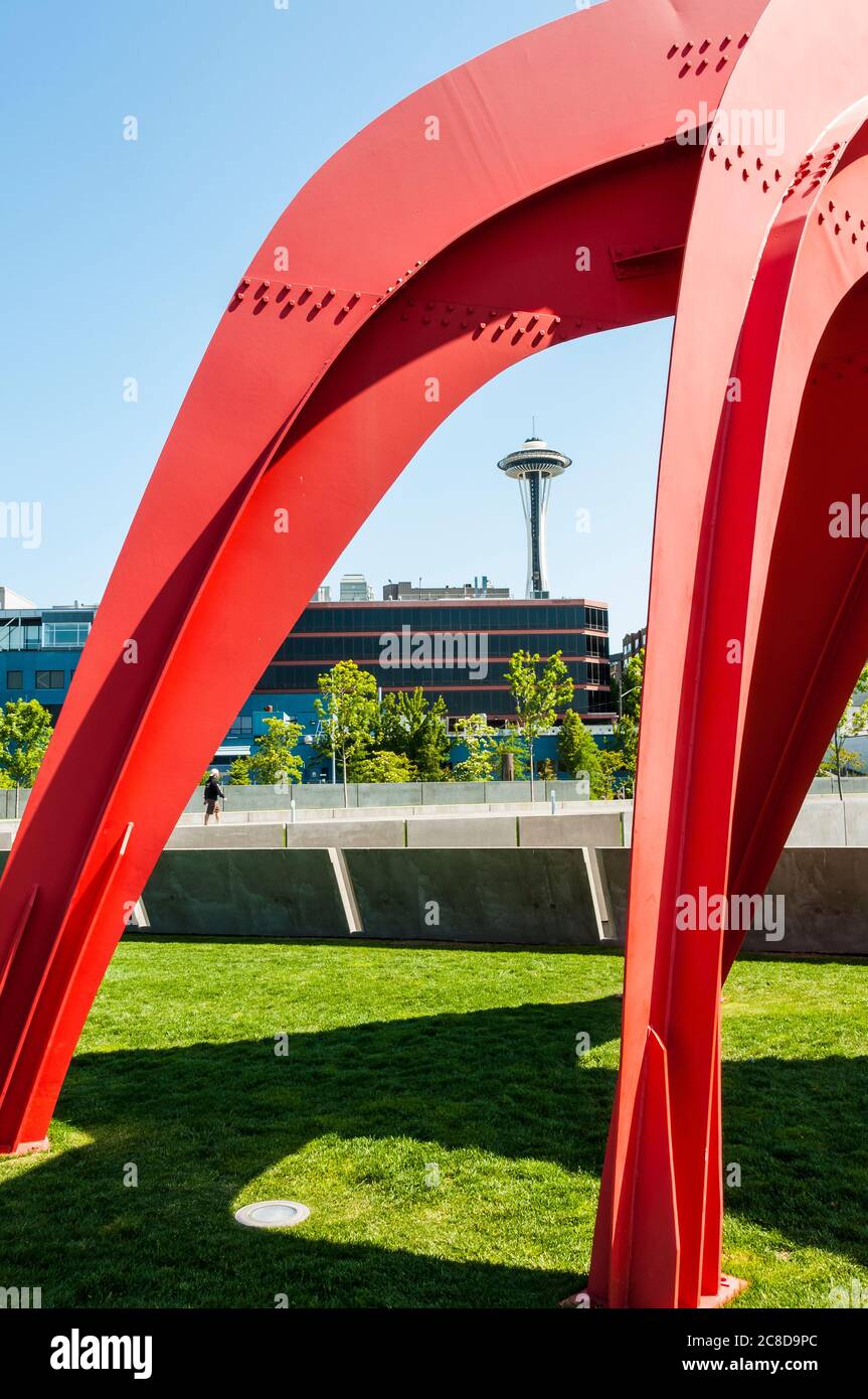 Blick auf Space Needle durch die Beine der Skulptur "Eagle" von ...