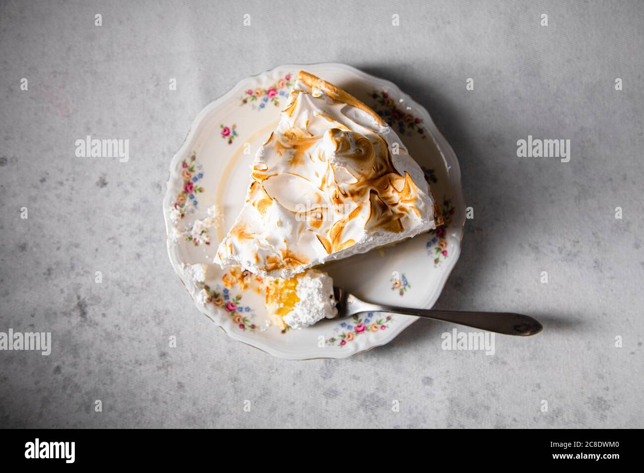 Zitronenbaisertorte scheibe -Fotos und -Bildmaterial in hoher Auflösung ...